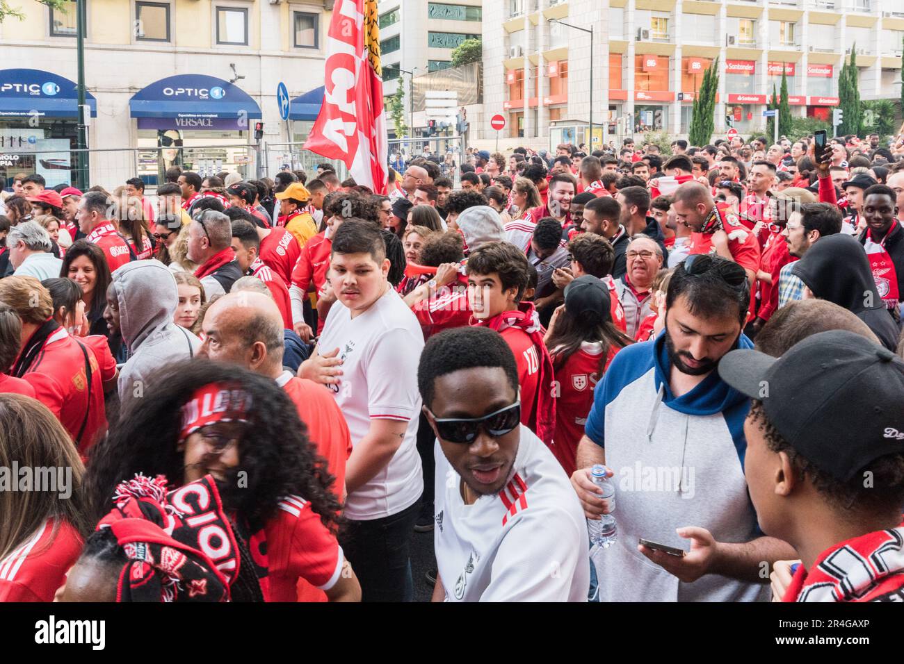 Benfica fans hi-res stock photography and images - Alamy