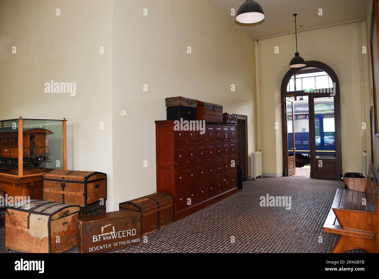 1950s clock 1950s office clock hi-res stock photography and images - Alamy
