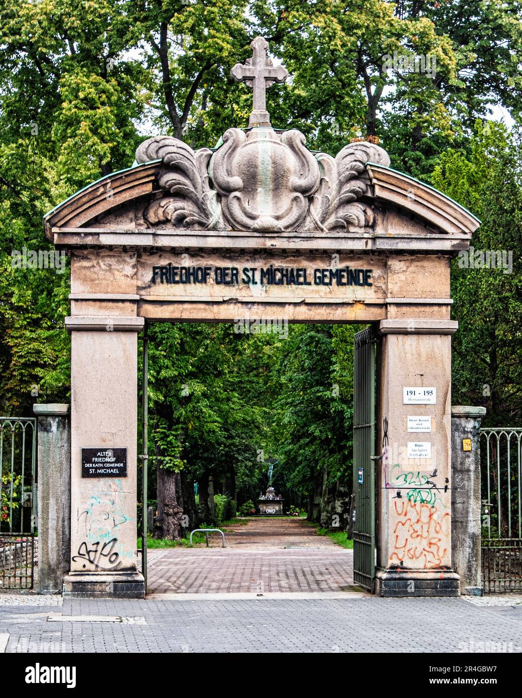 Alter St. Michael-Friedhof entrance, Old St. Michael Cemetery, Catholic ...