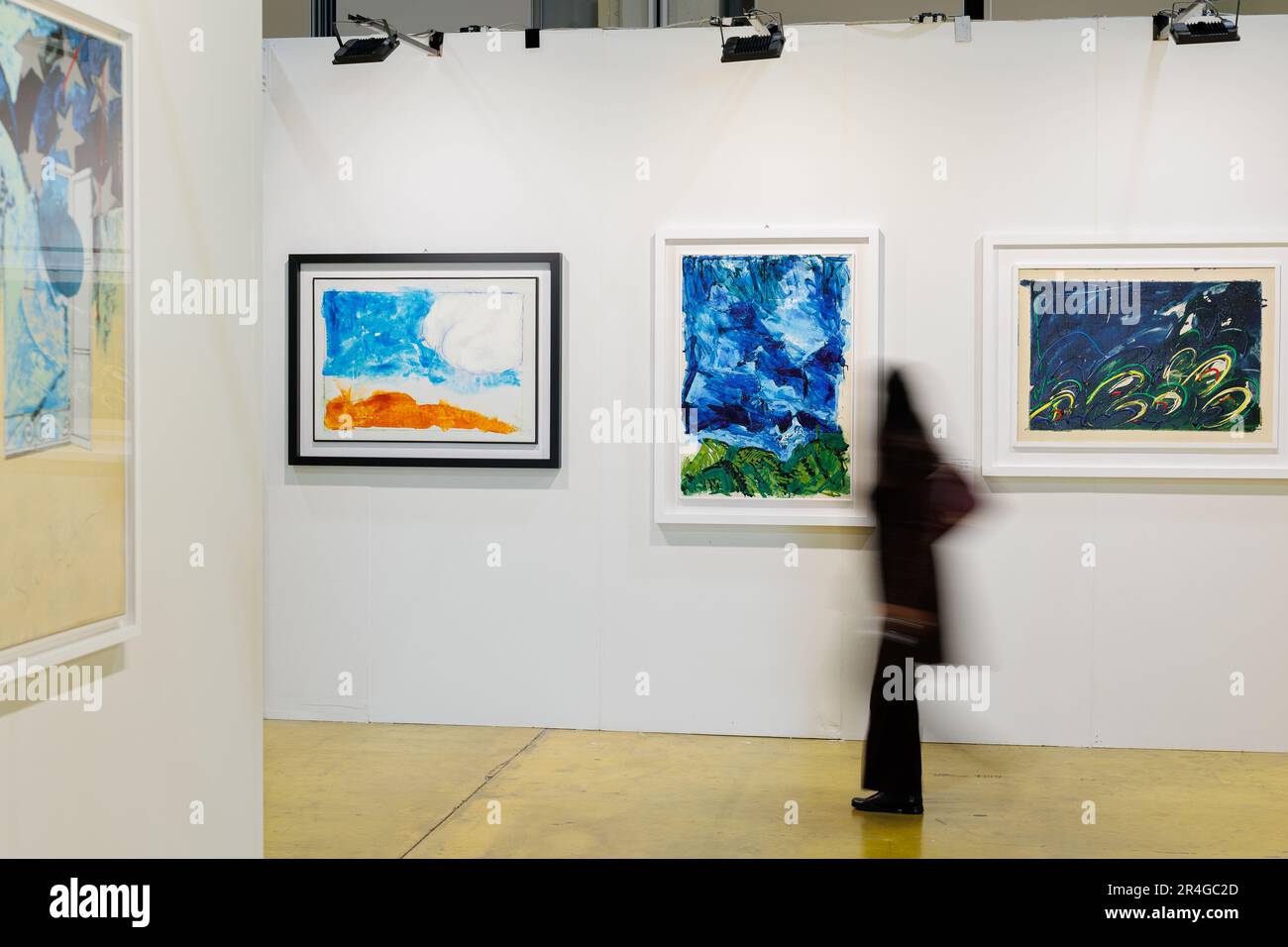 Admire girl art gallery hi-res stock photography and images - Alamy