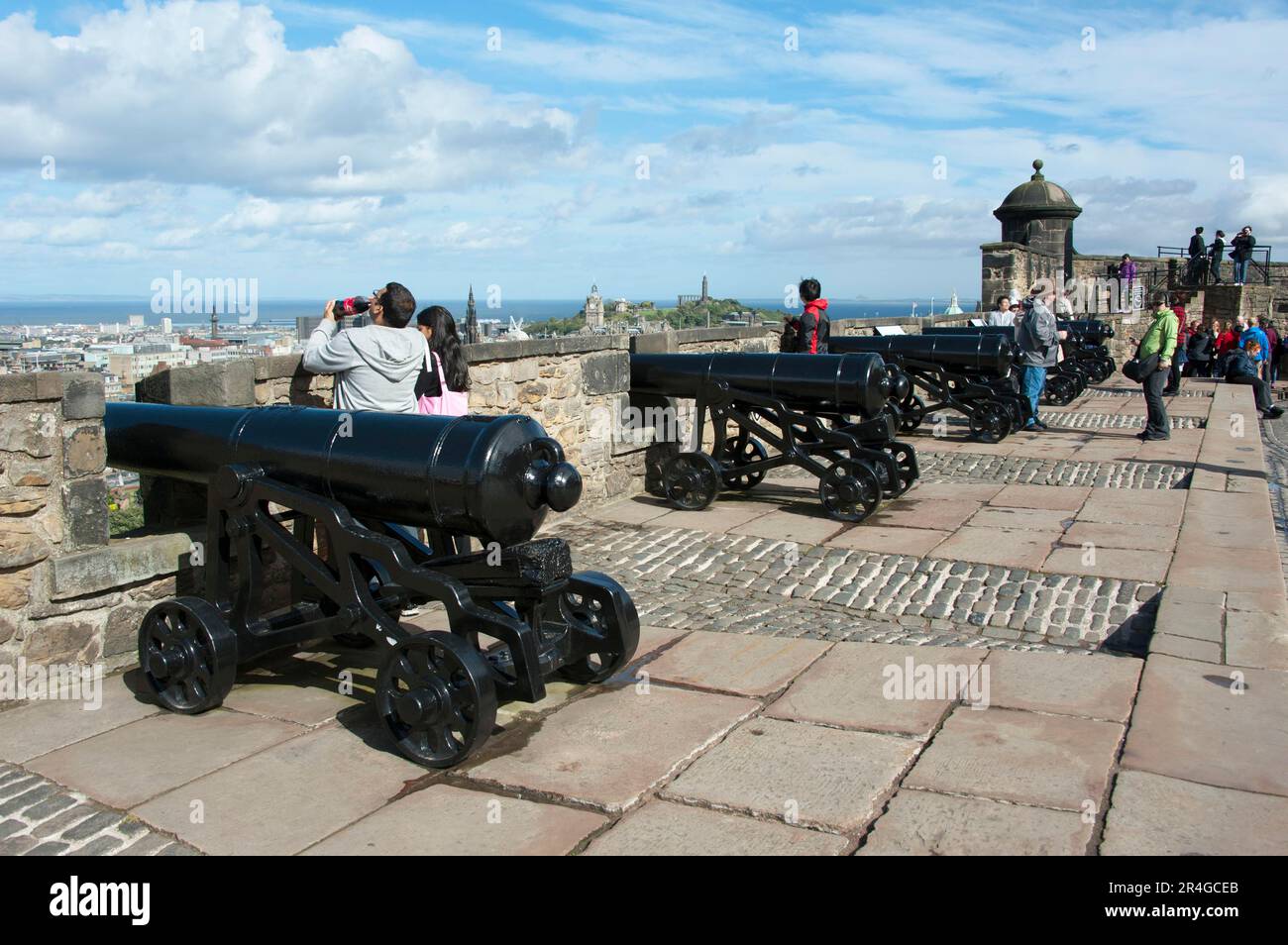 Cannons at edinburgh castle hi-res stock photography and images - Alamy