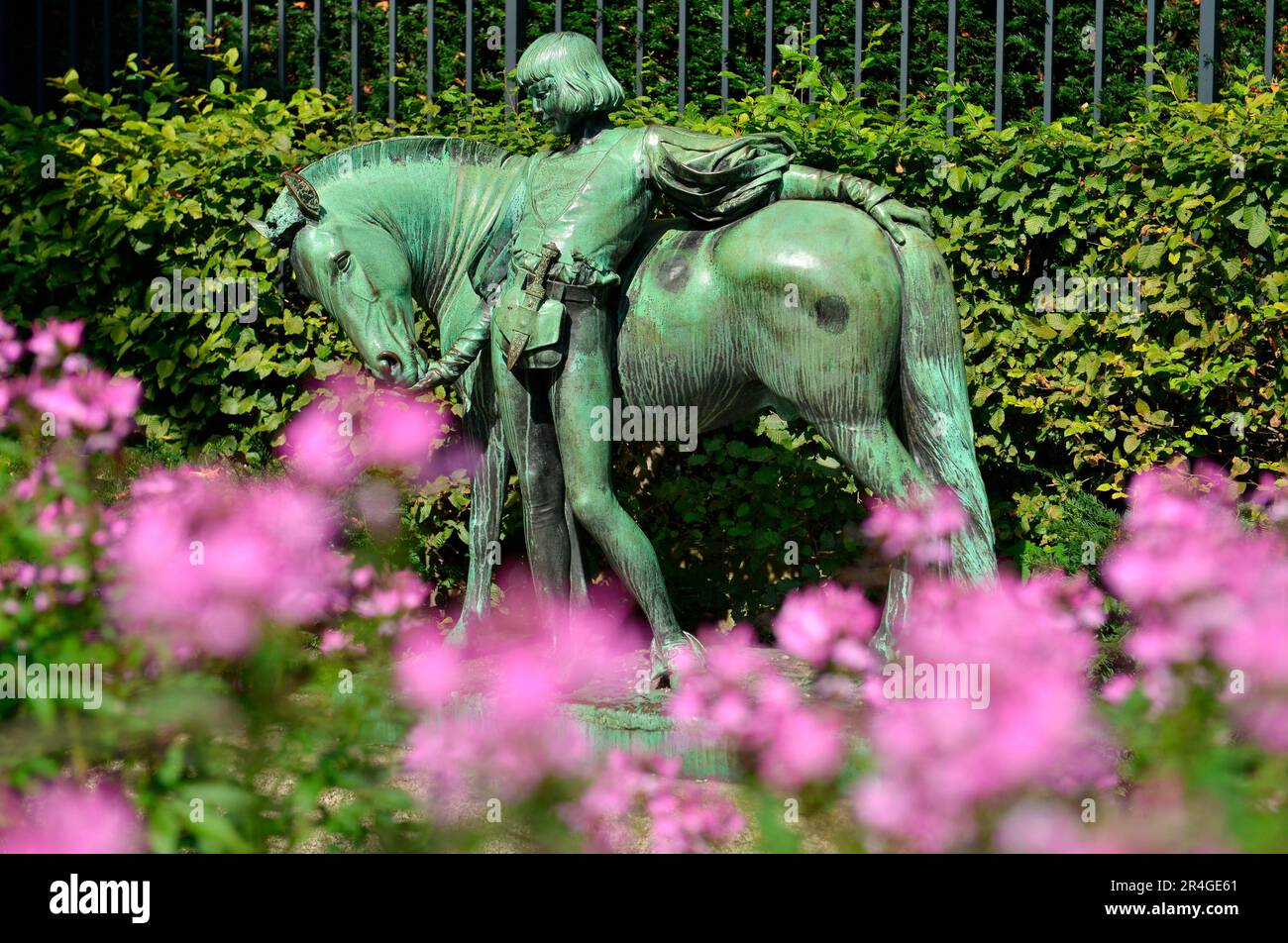 Sculpture 'Pony and Squire', by Erdmann Encke, Grosser Tiergarten ...
