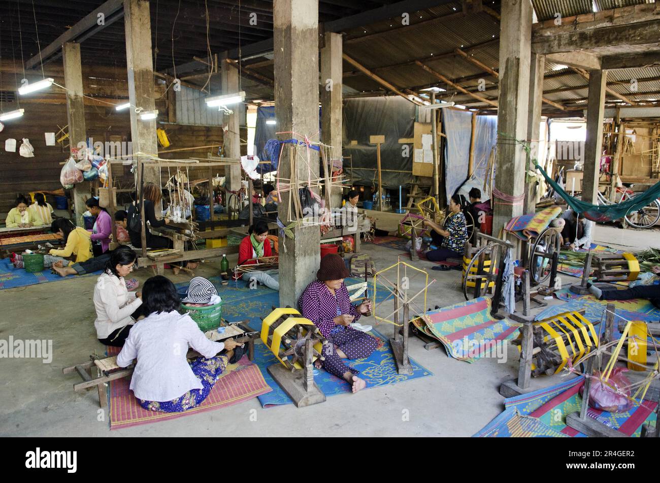 Textile weaving workshop siem reap cambodia Stock Photo - Alamy