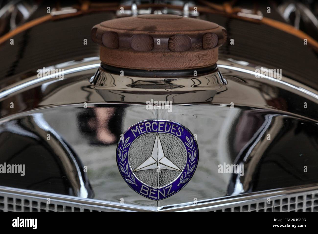 Mercedes chrome badge hi-res stock photography and images - Alamy