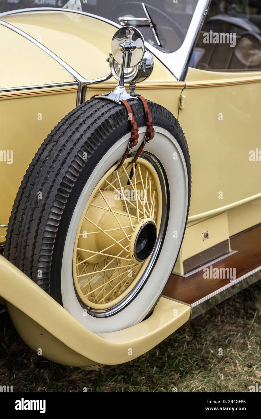 Rolls royce wheel hi-res stock photography and images - Alamy