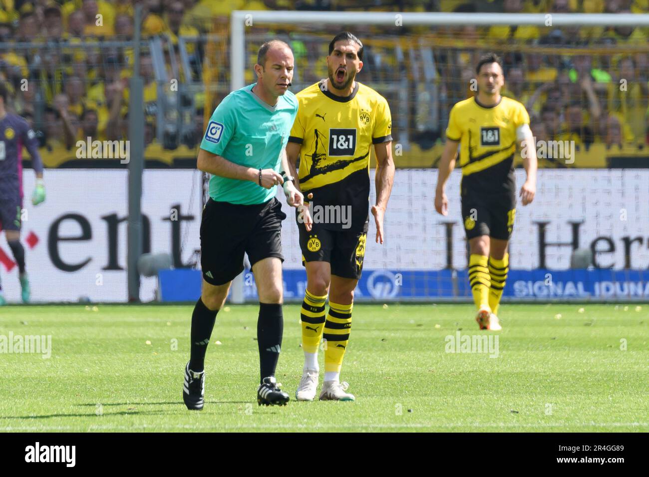 Football referee angry hi-res stock photography and images - Alamy