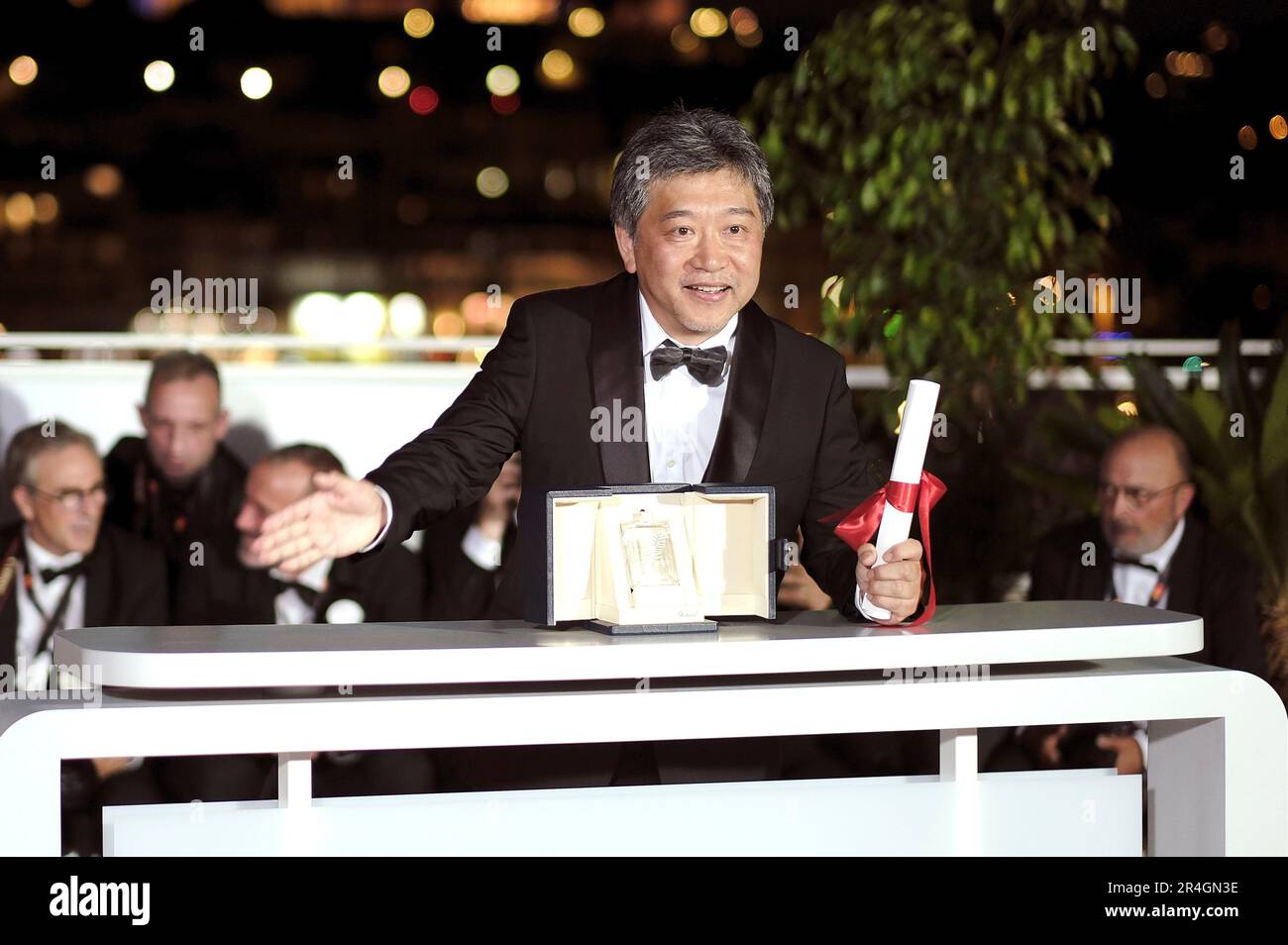 Hirokazu Koreeda mit der Queer Palm für 'Monster beim Photocall mit den ...