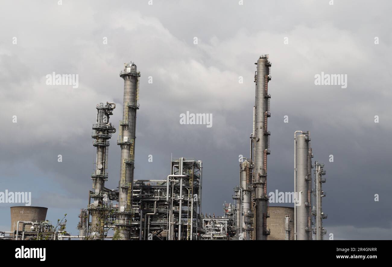 Refinery and petrochemical plant Stock Photo - Alamy