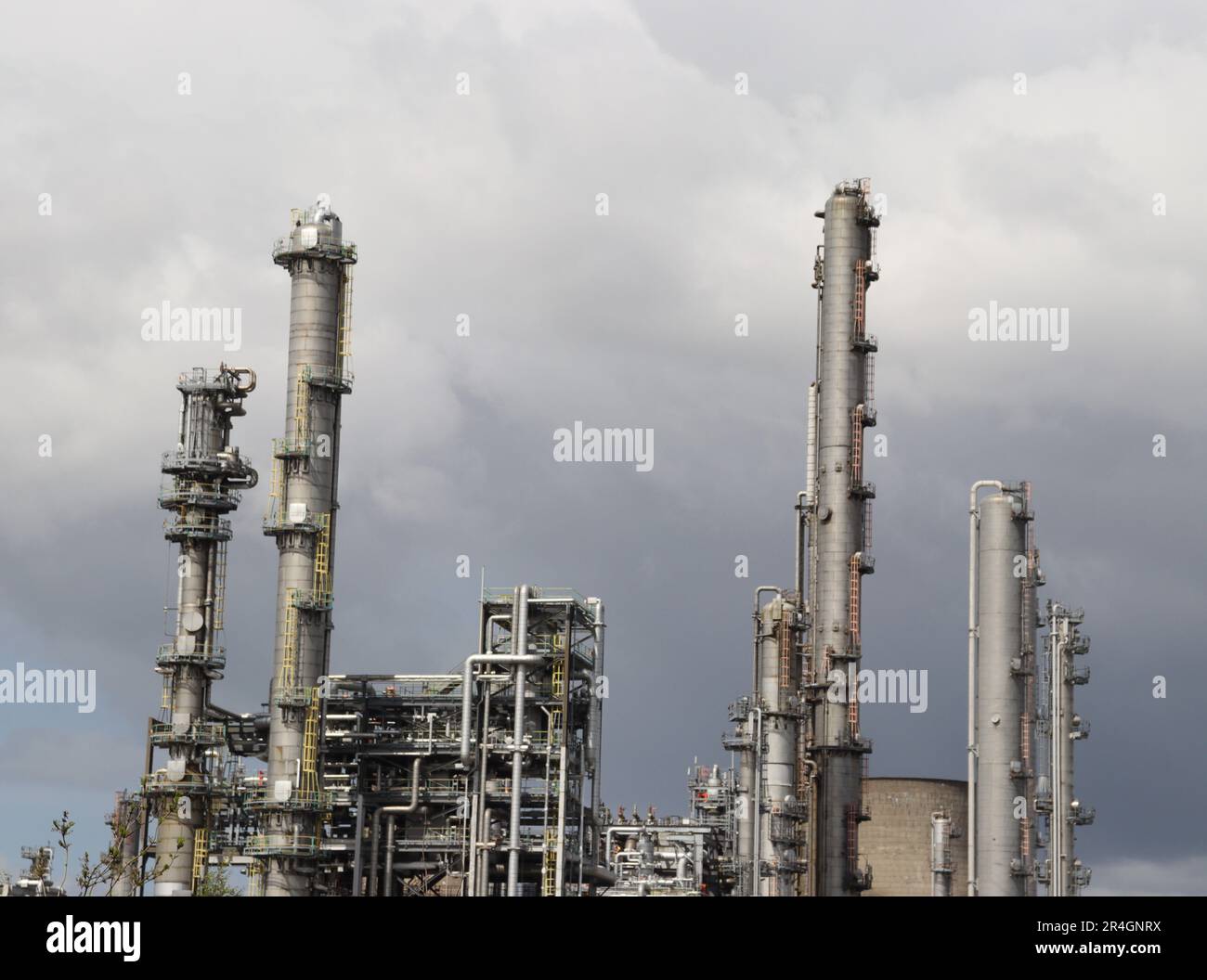 Refinery and petrochemical plant Stock Photo - Alamy
