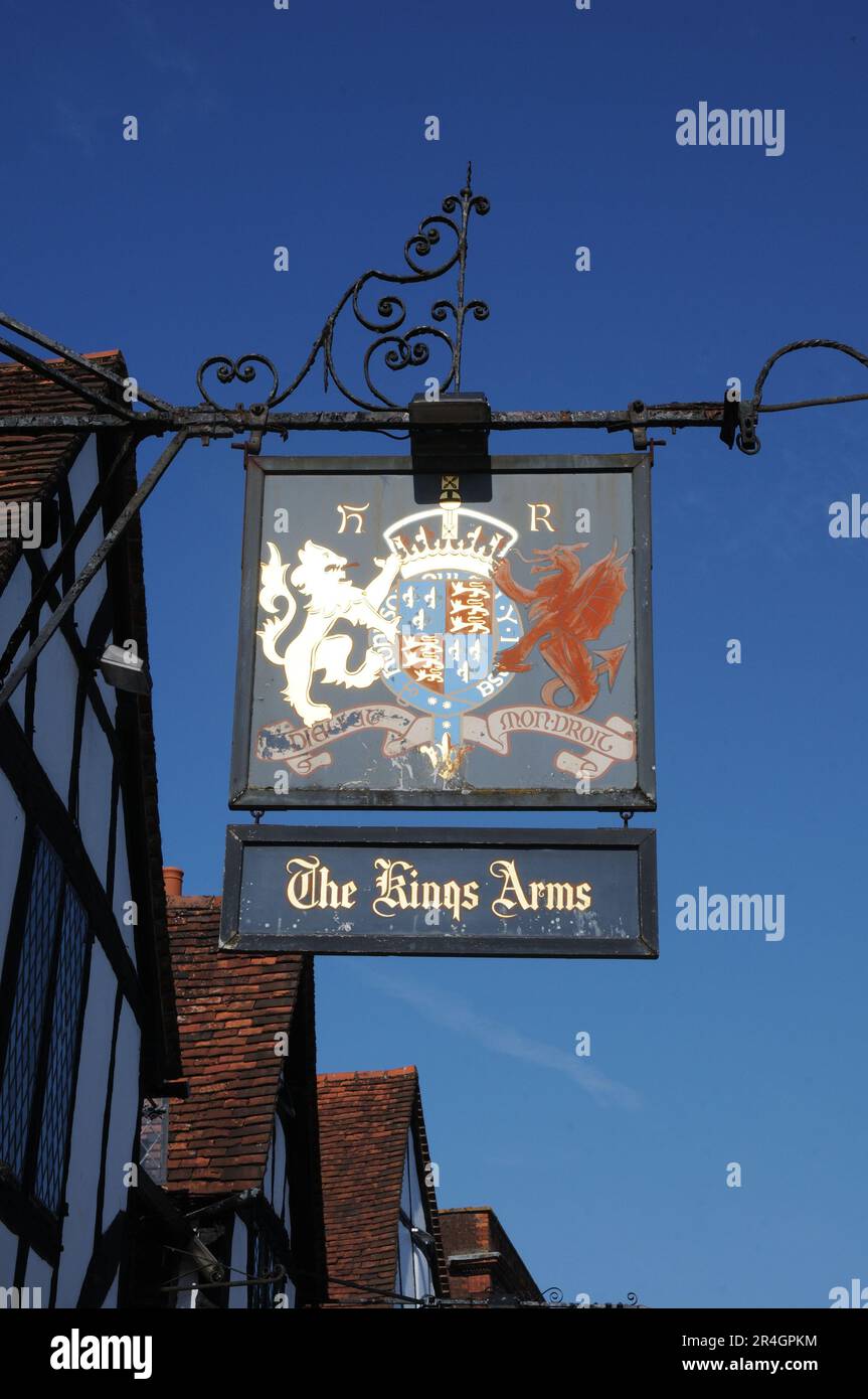The Kings Arms sign , High Street, Amersham, Buckinghamshire Stock ...