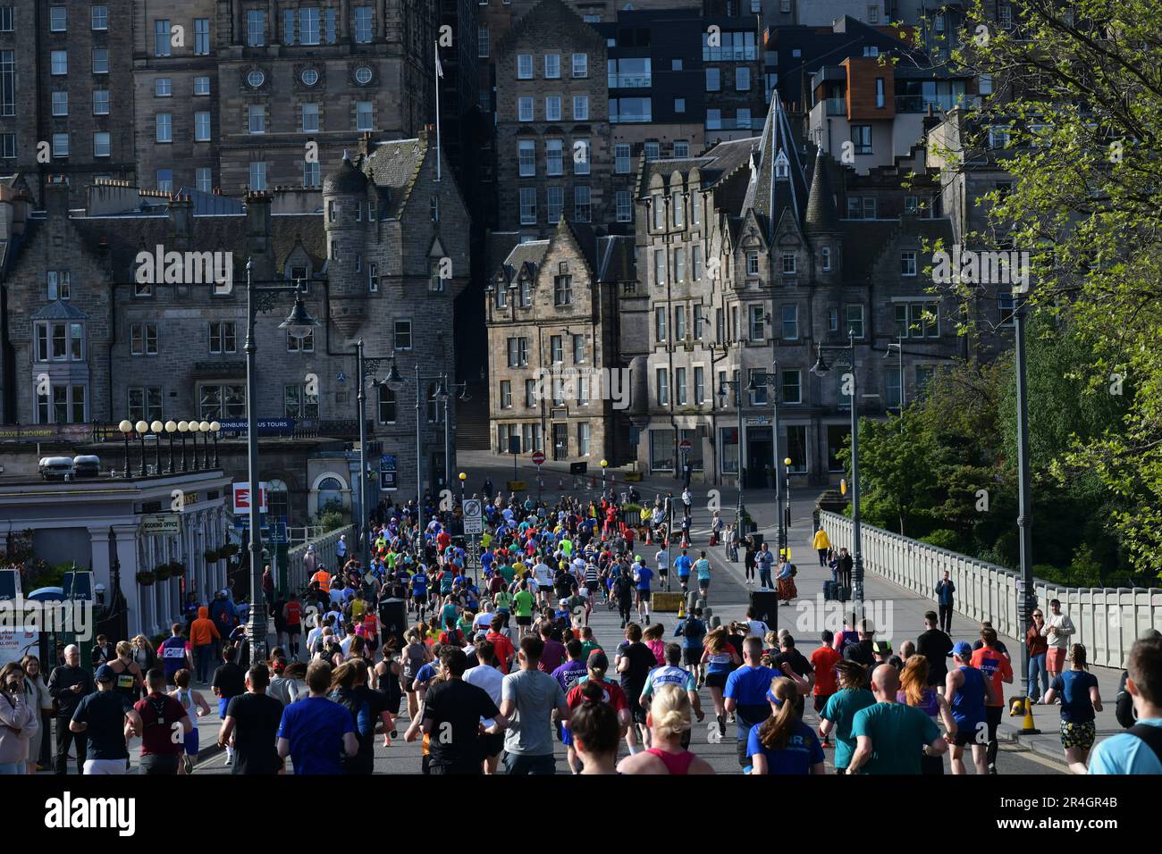 Edinburgh Scotland, UK 28 May 2023. Thousands of runners make their way ...