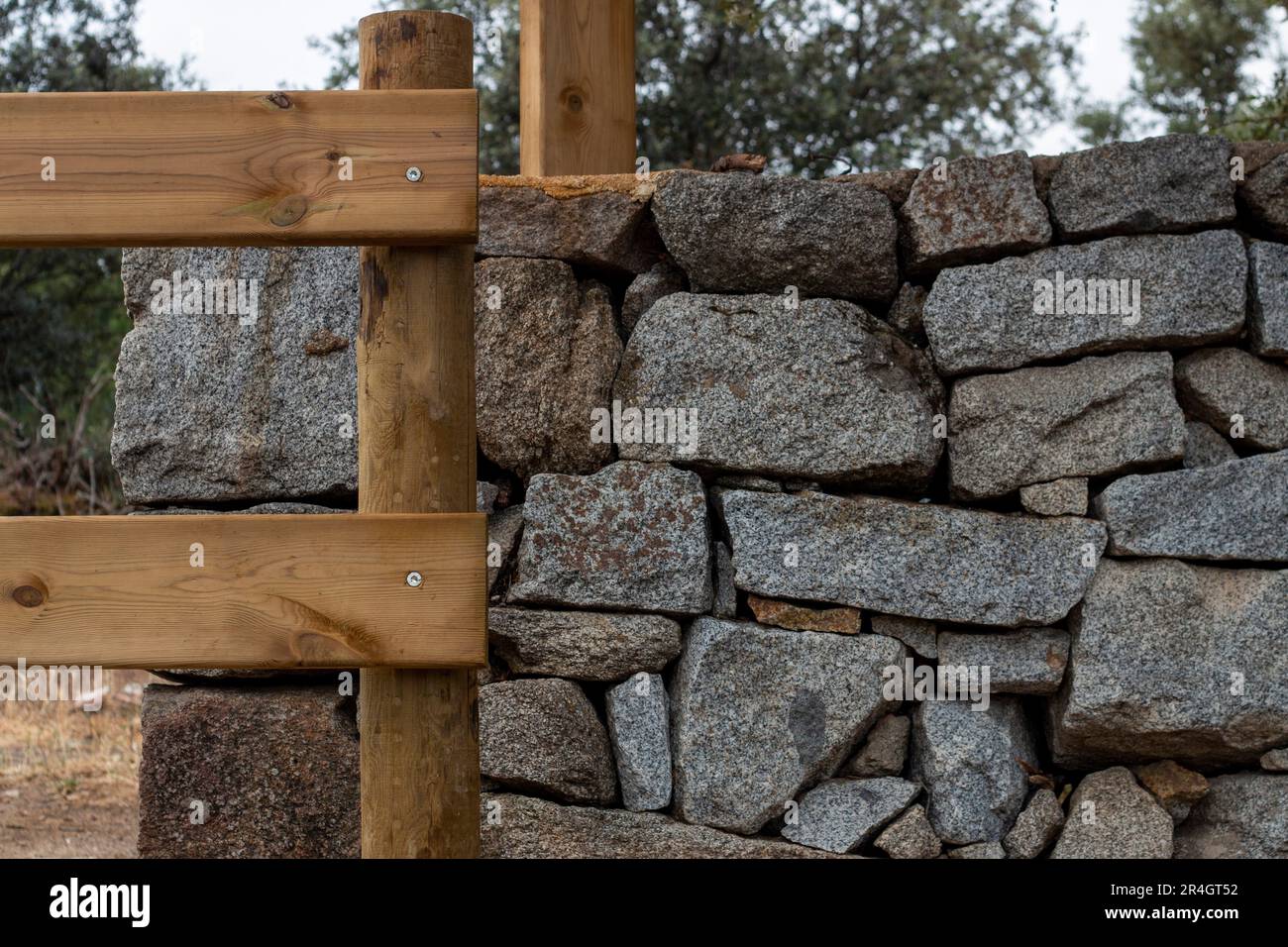 Stone fence hi-res stock photography and images - Alamy