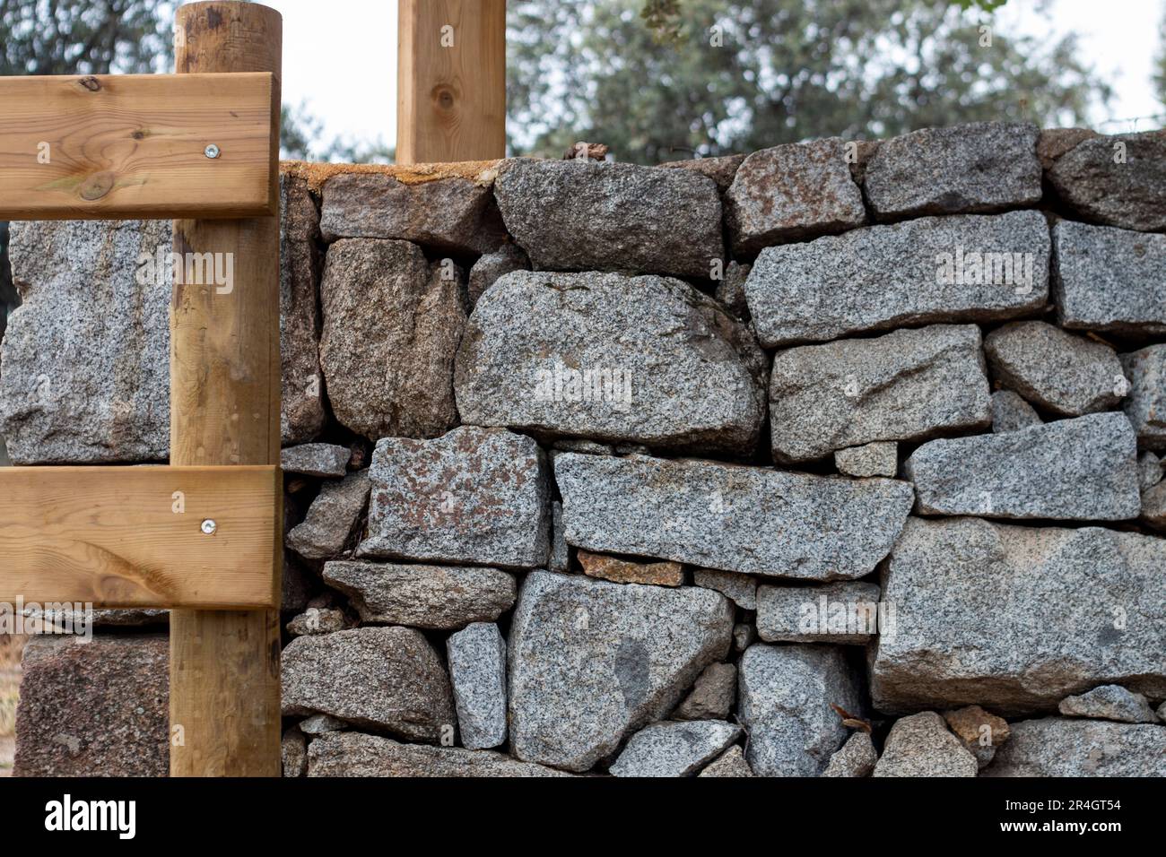 Stone fence hi-res stock photography and images - Alamy