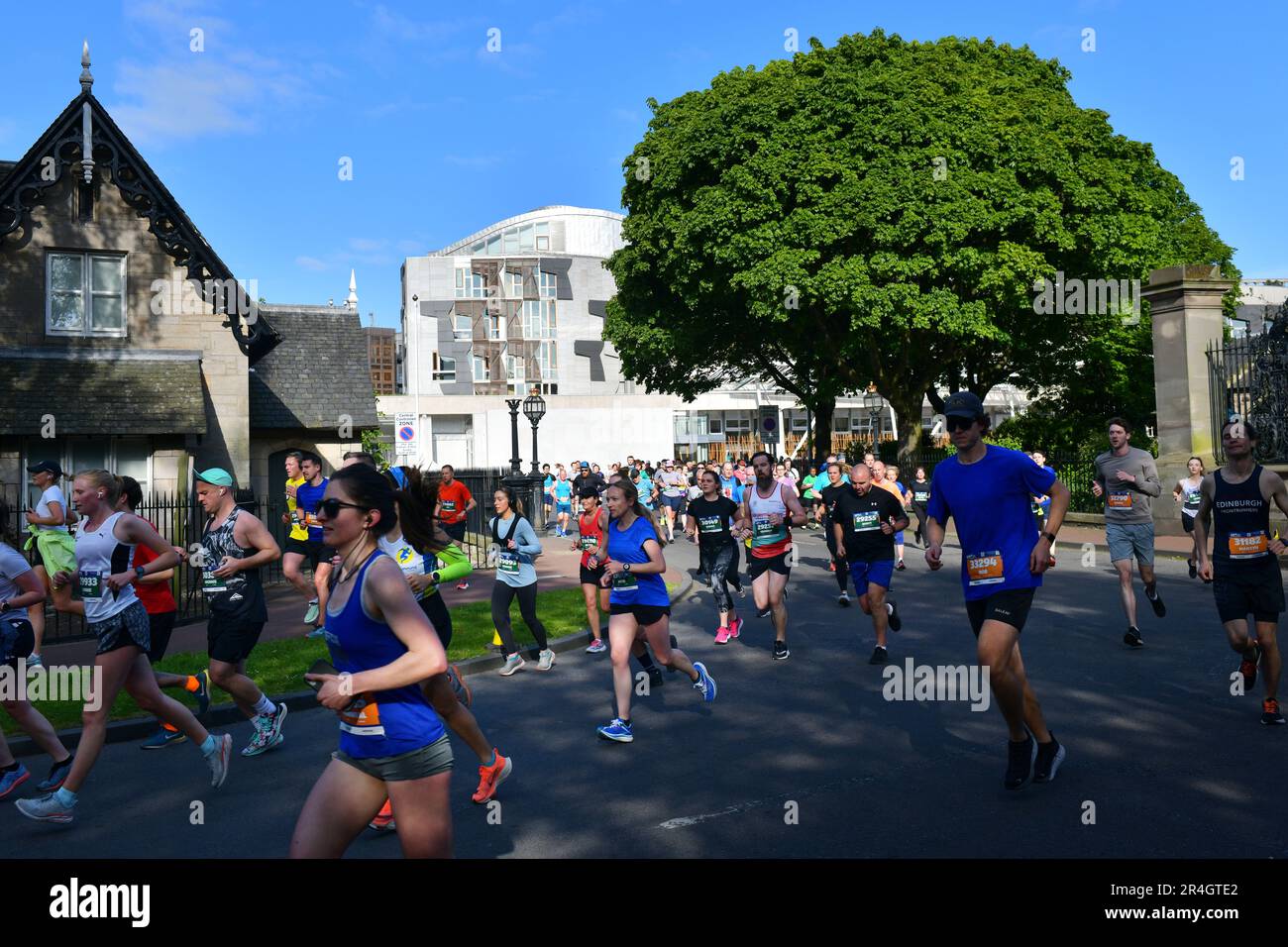 Edinburgh Scotland, UK 28 May 2023. Thousands of runners make their way ...