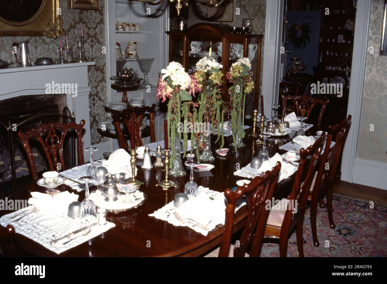 Williamsburg VA USA 9/2006. Colonial dining table Stock Photo - Alamy