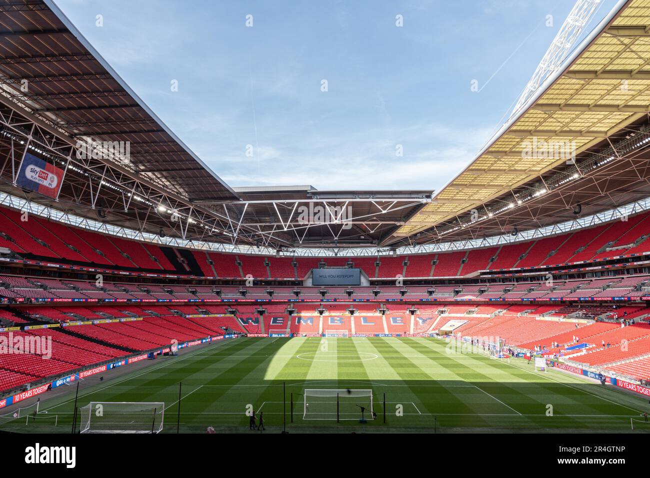 Wembley stadium pitch view hi-res stock photography and images - Alamy