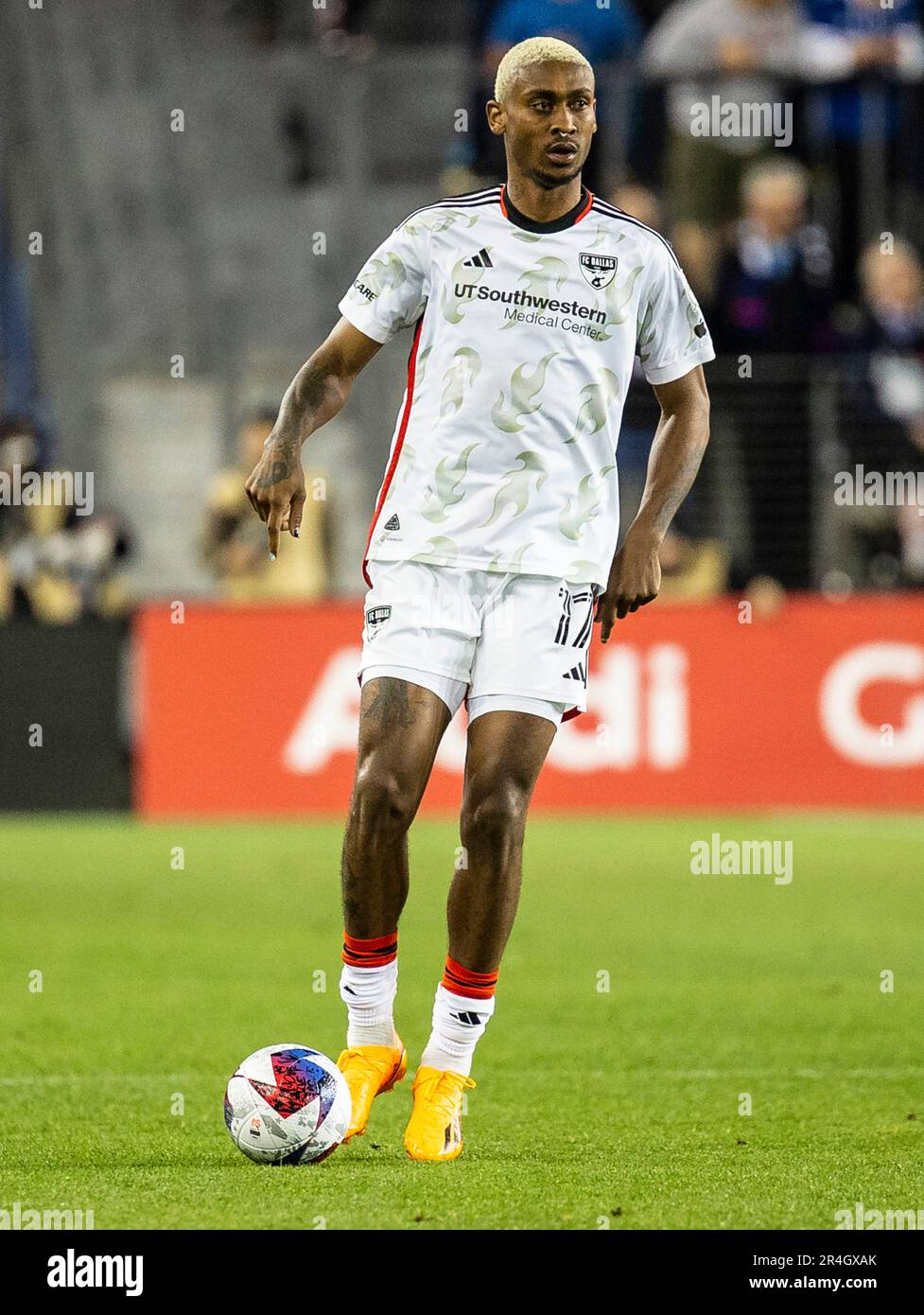 Dallas defender nkosi tafari hi-res stock photography and images - Alamy