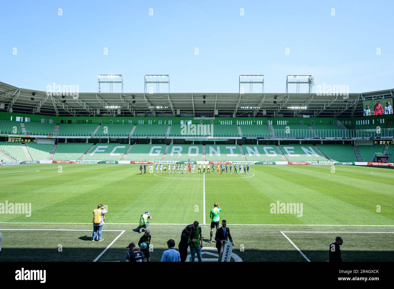 GRONINGEN - Attendance of both teams in an empty Euroborg stadium ...