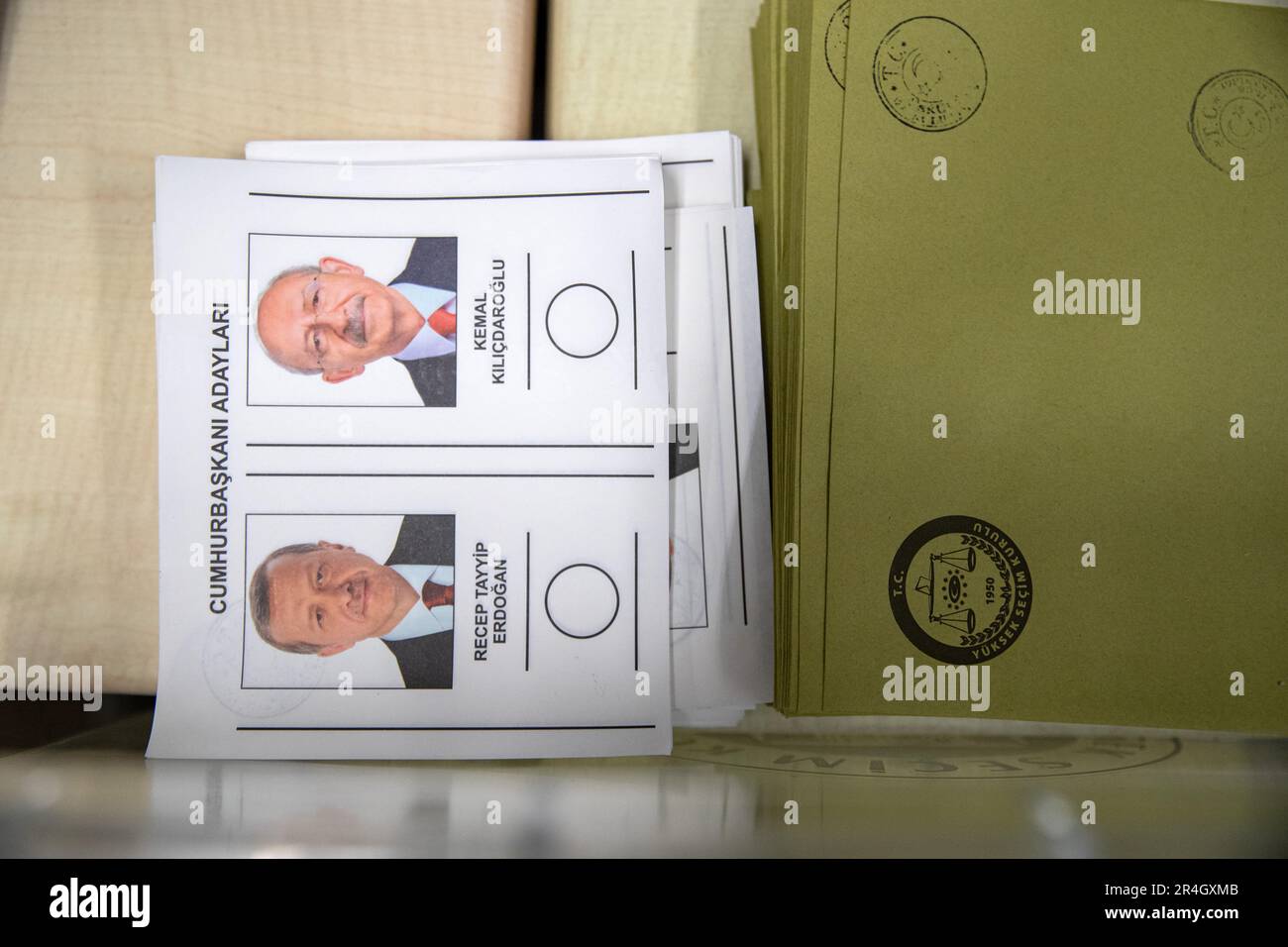 Voting round table hi-res stock photography and images - Alamy