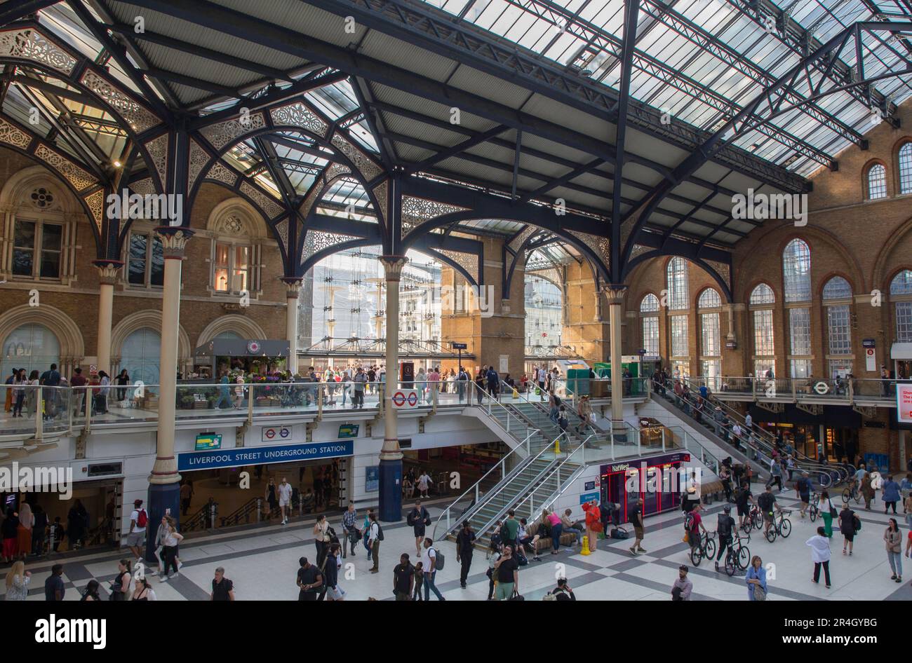 Liverpool Street Station interior waiting area with commuters London ...