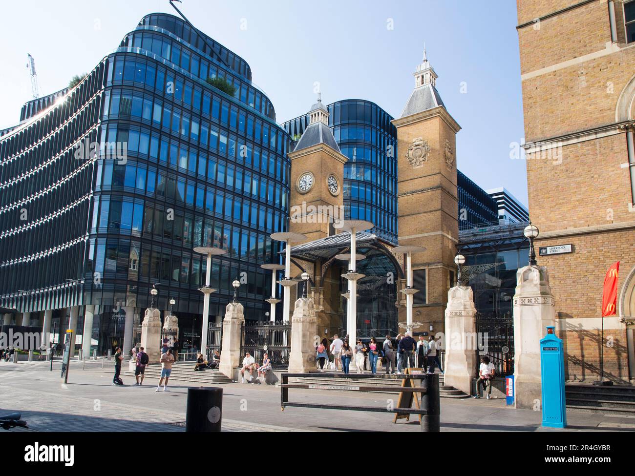 Arrivals departures underground station hi-res stock photography and ...