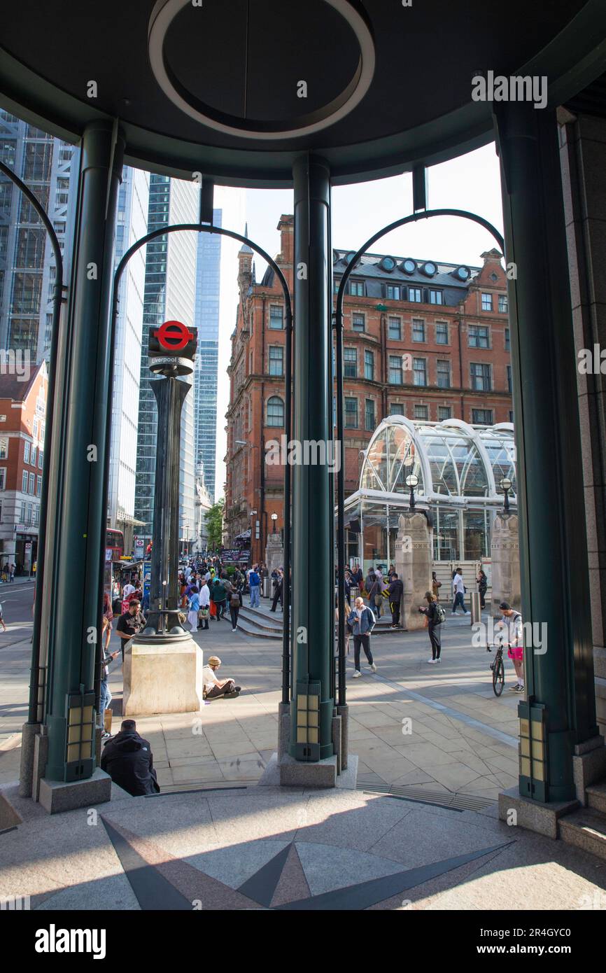 Arrivals departures underground station hi-res stock photography and ...