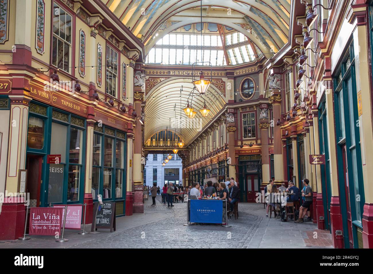 Victorian architecture bustling london hi-res stock photography and ...