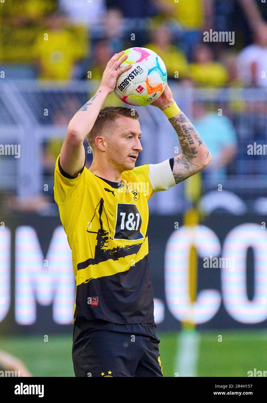 Official premier league ball 2022 23 hi-res stock photography and ...