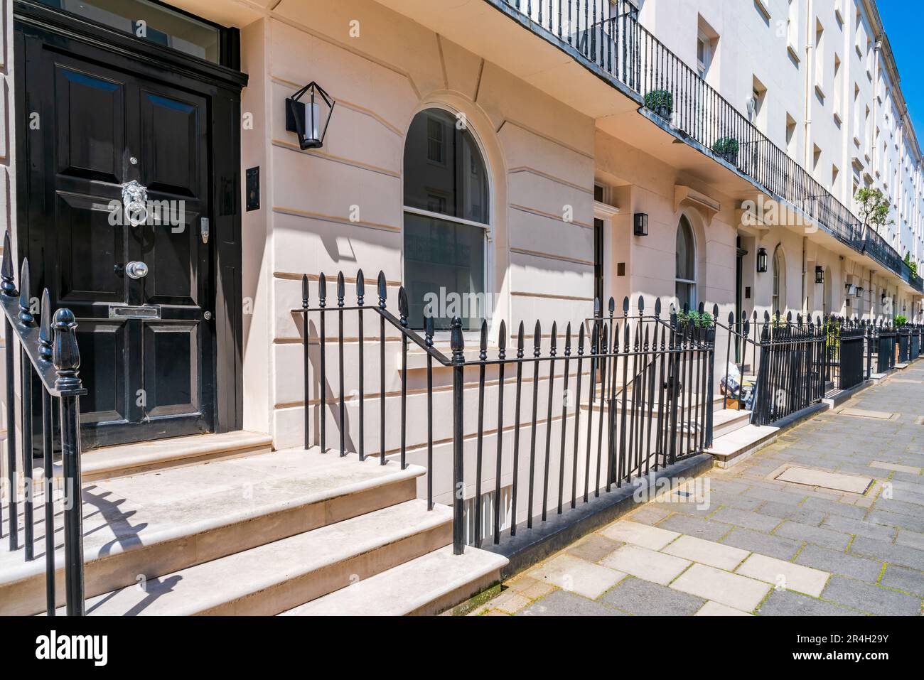 Elegant Georgian terraced houses in residential street of Belgravia ...