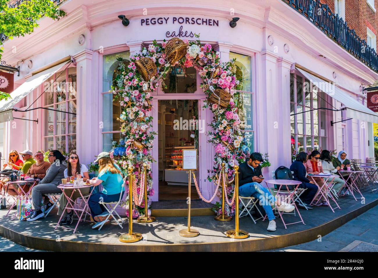 LONDON, UK - MAY 26, 2023: A spectacular floral display decorates ...