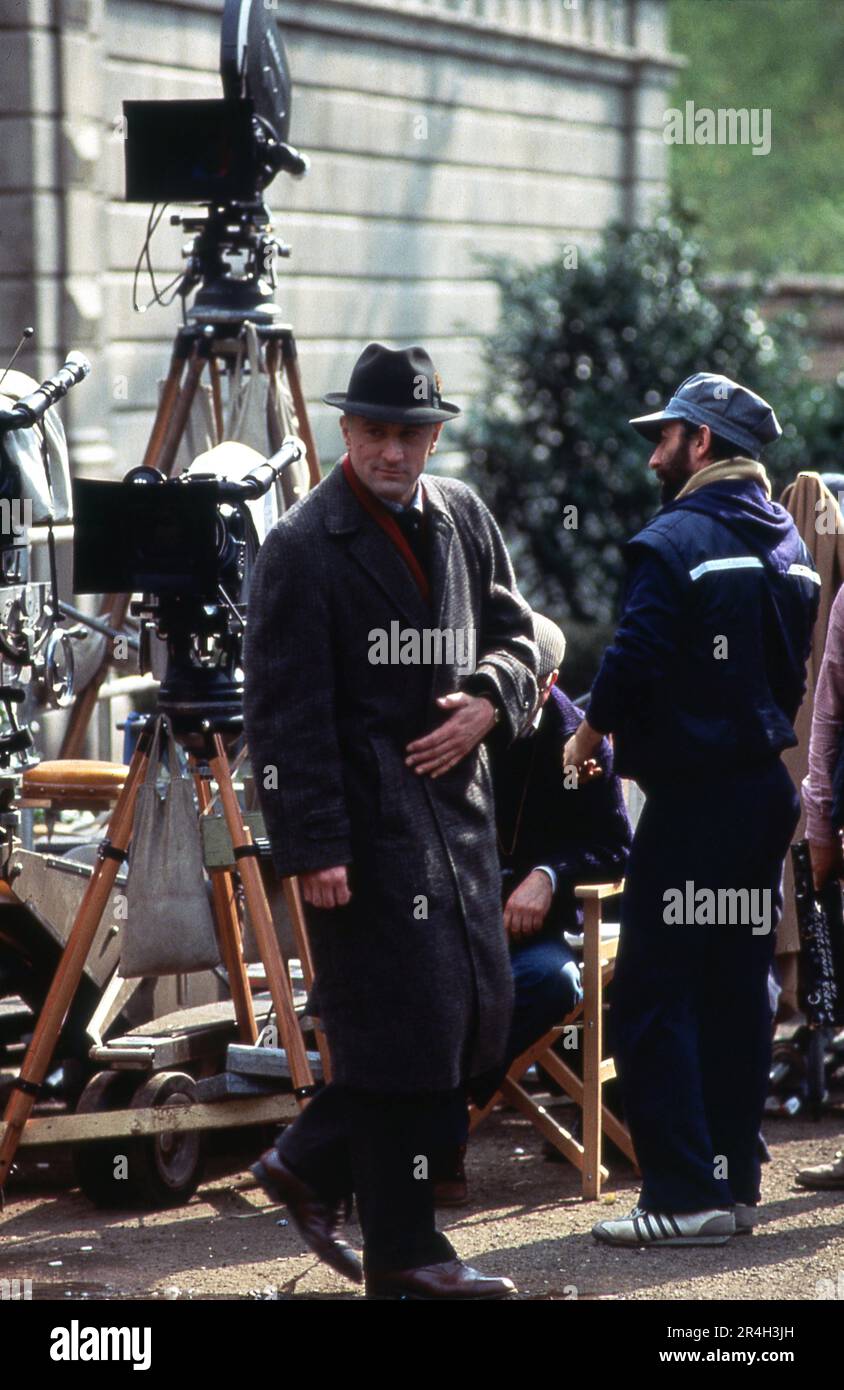 ROBERT DE NIRO on set location candid in New York with Movie Crew ...