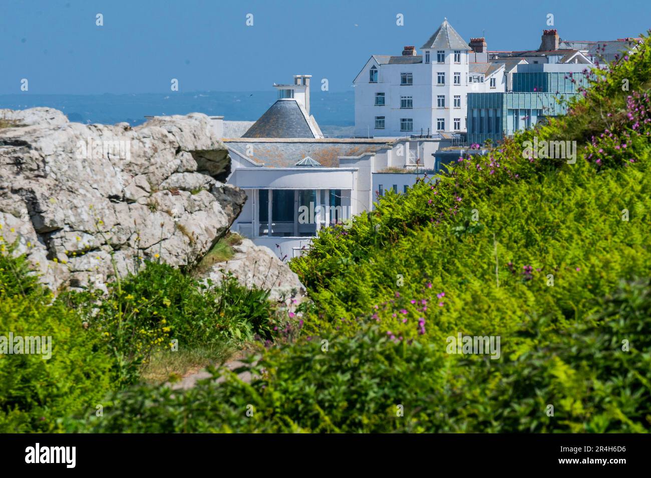 St Ives, UK. 27 May 2023. The Tate St ives as seen from the Cornwall ...
