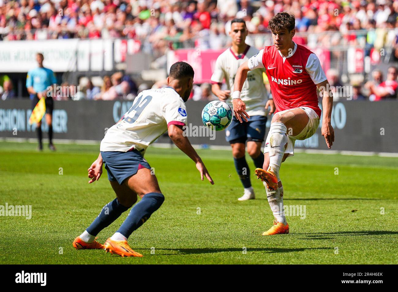 ALKMAAR - (lr) Phillipp Mwene of PSV Eindhoven, Sven Mijnans of AZ Alkmaar during the Dutch ...