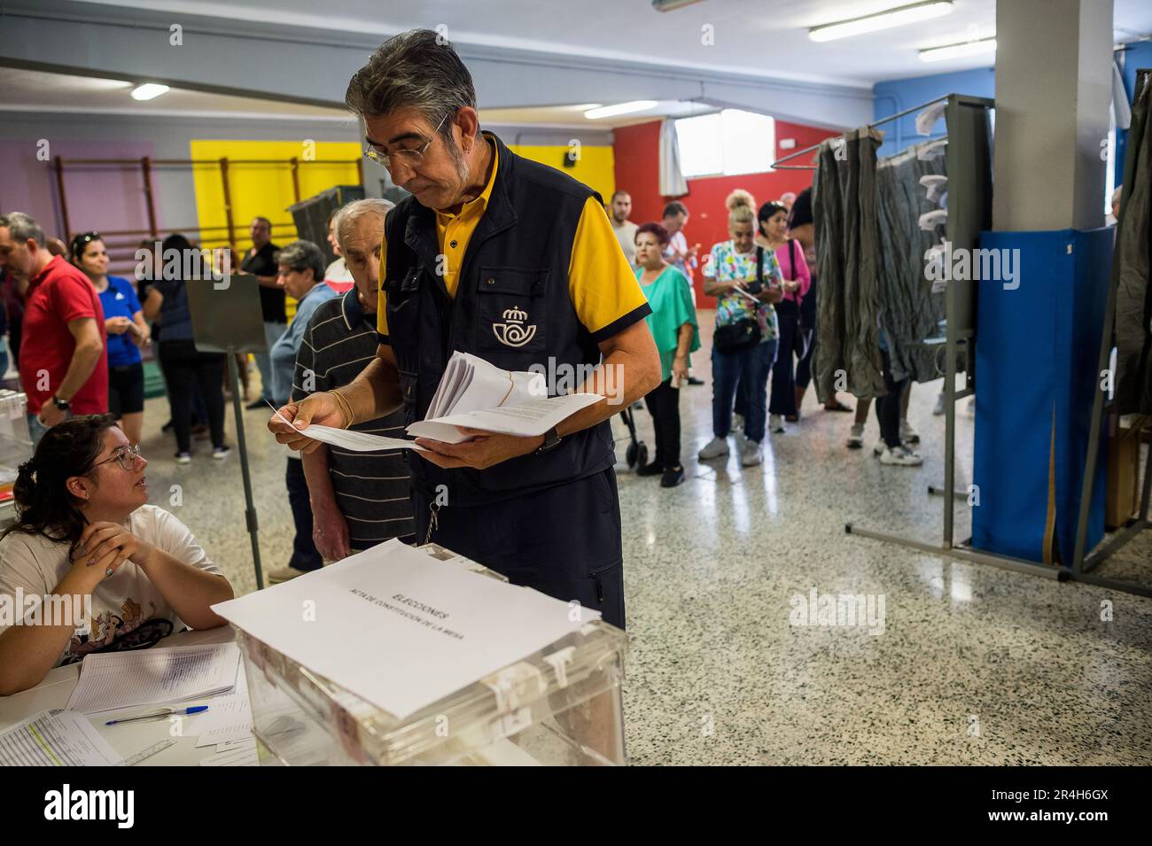 Correos worker hi-res stock photography and images - Alamy
