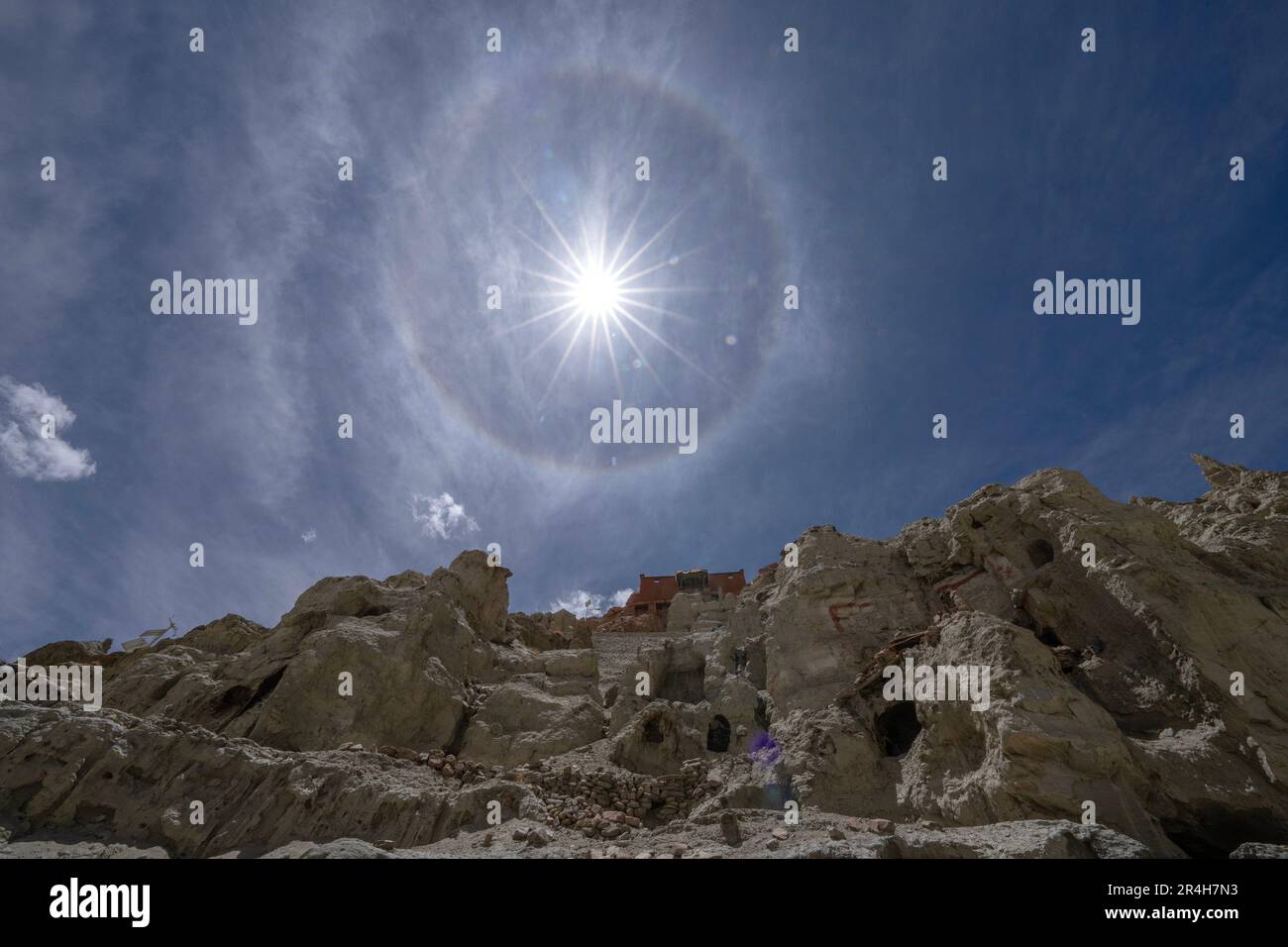 (230528) -- ZANDA, May 28, 2023 (Xinhua) -- A solar halo is pictured ...