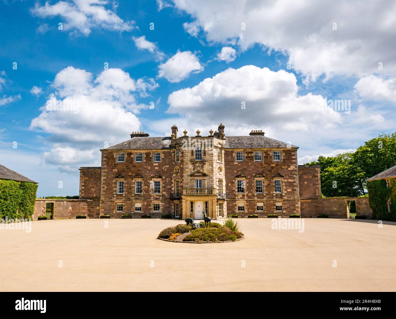 Uk country house with drive hi-res stock photography and images - Alamy