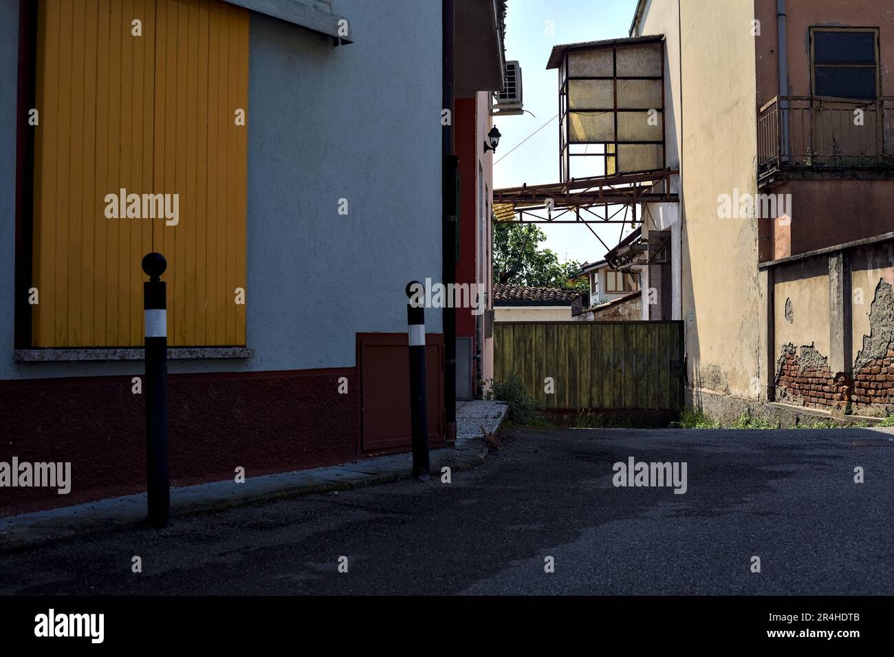 Blocked alleyway hi-res stock photography and images - Alamy