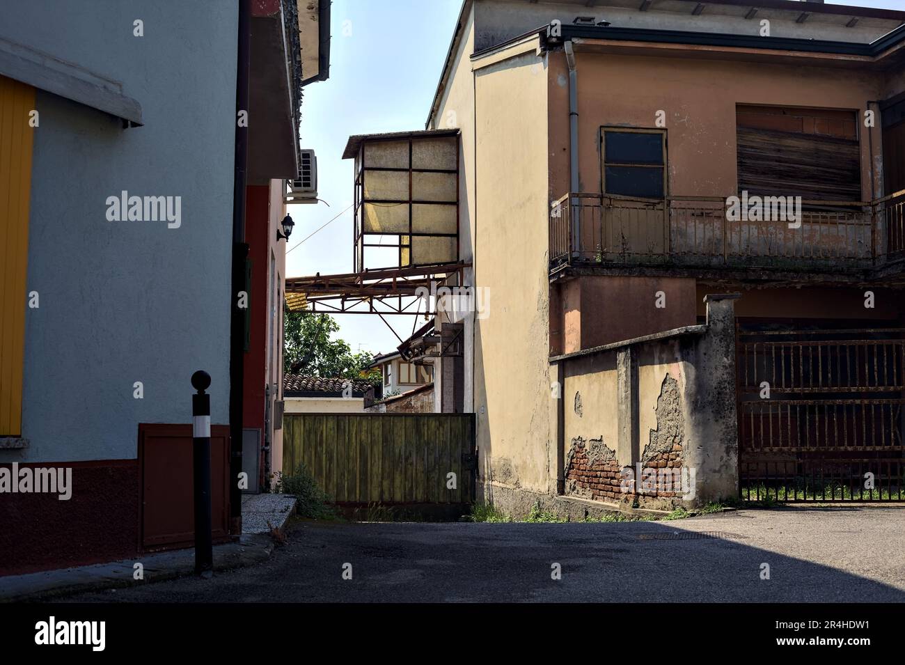 Distressed warehouse building hi-res stock photography and images - Alamy