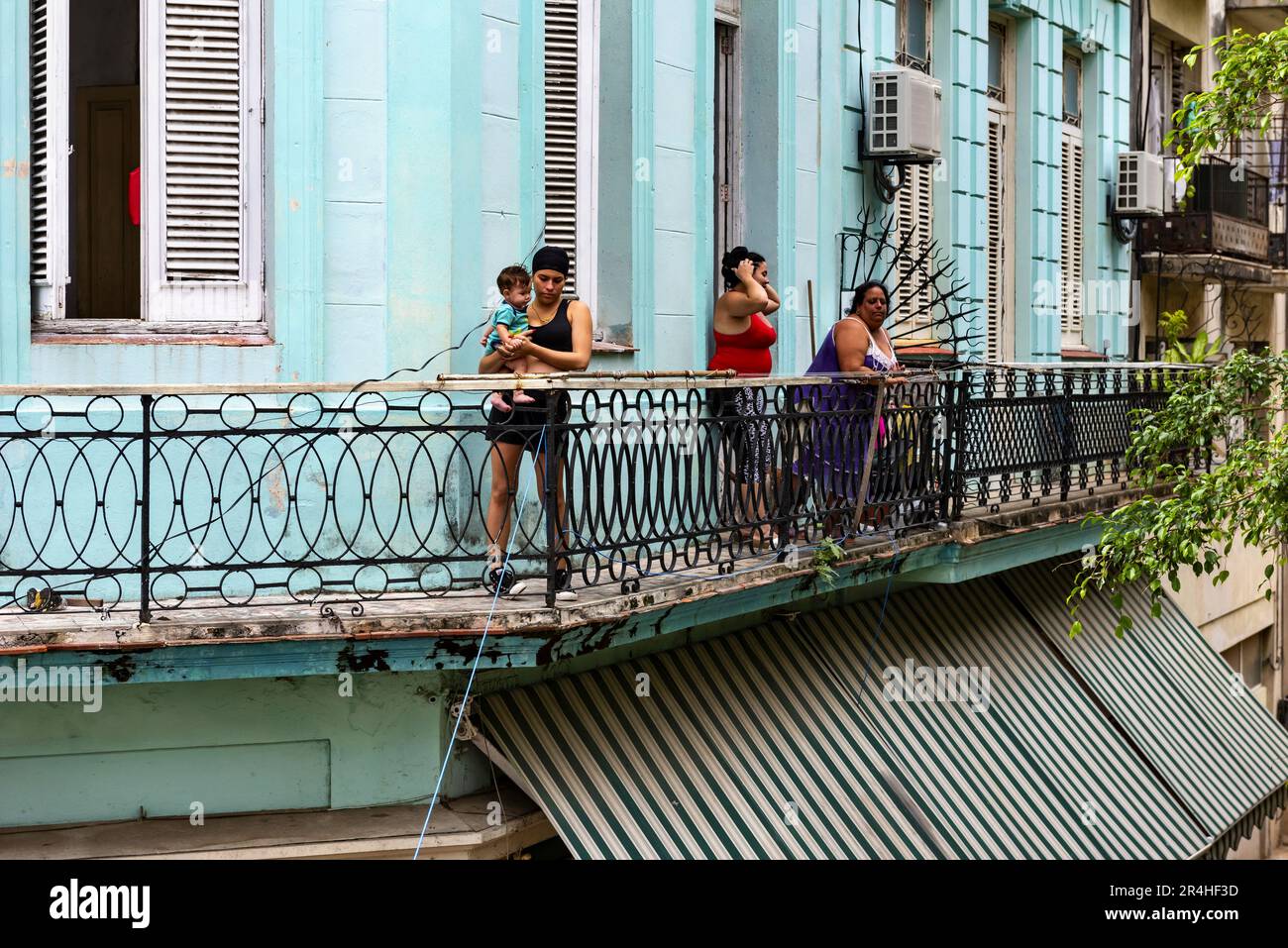 Cuban family on the balcony in Havana Stock Photo - Alamy