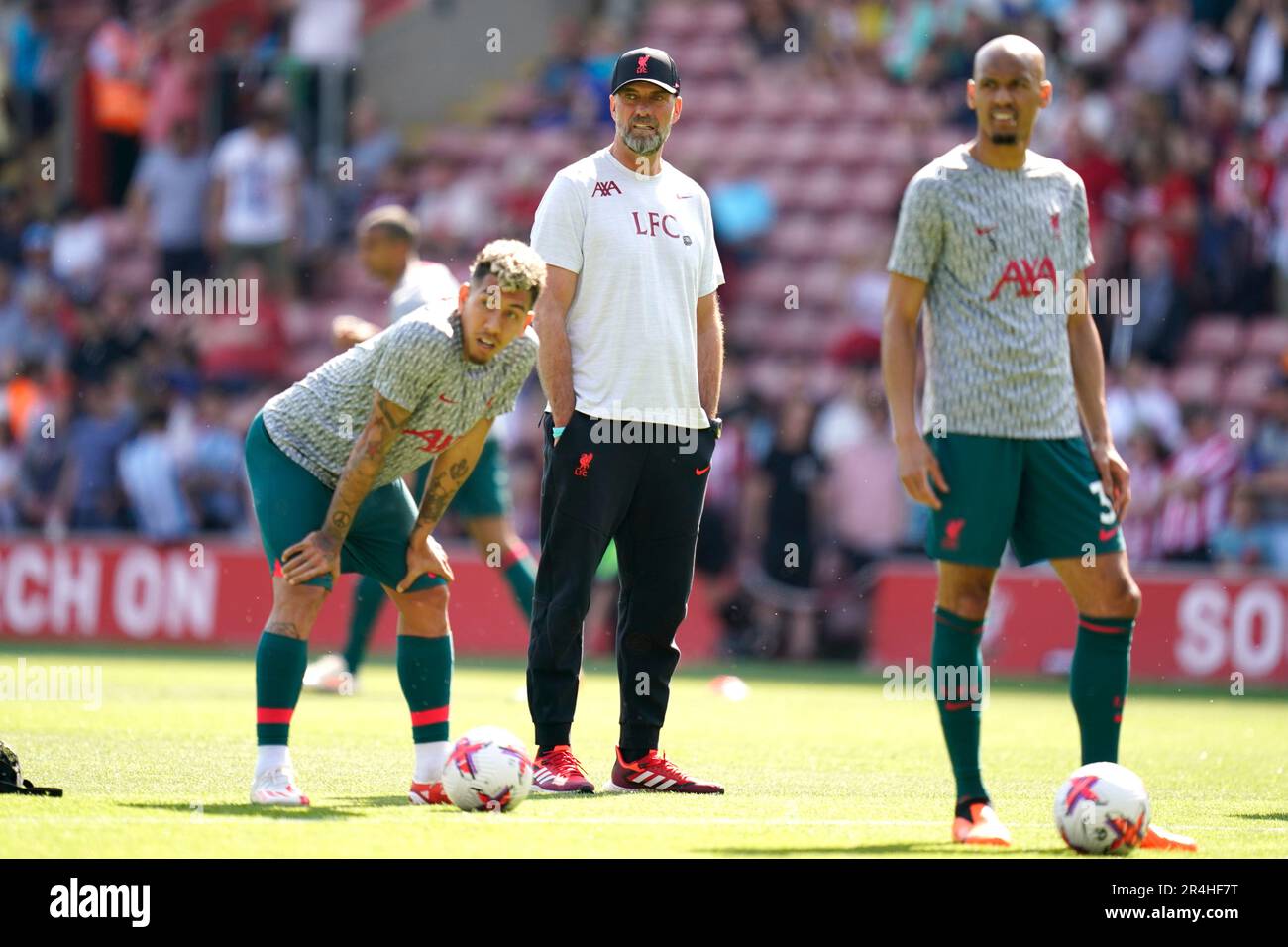 Liverpool manager Jurgen Klopp (centre), Roberto Firmino (left) and ...