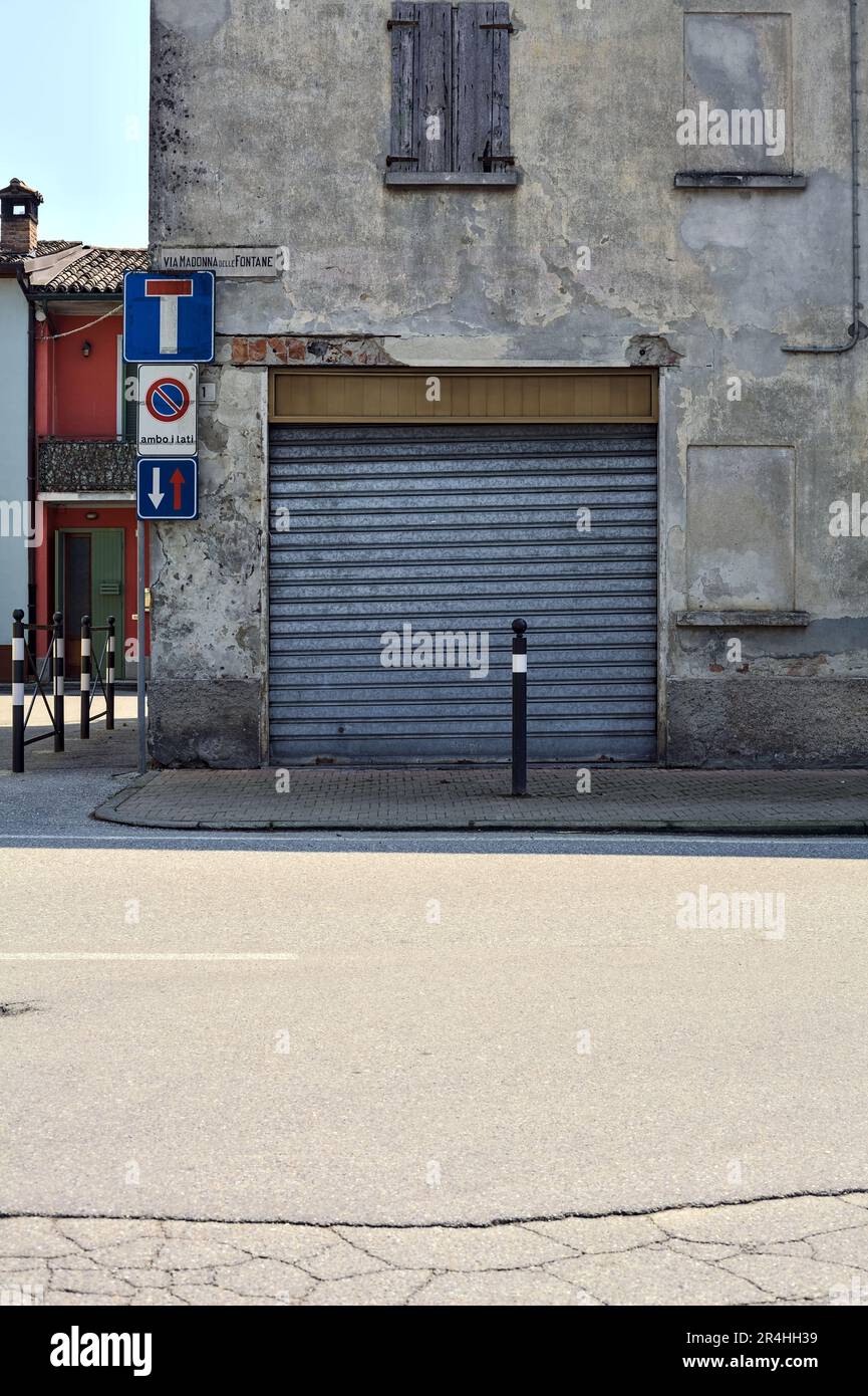 Walking in dark alley way hi-res stock photography and images - Alamy