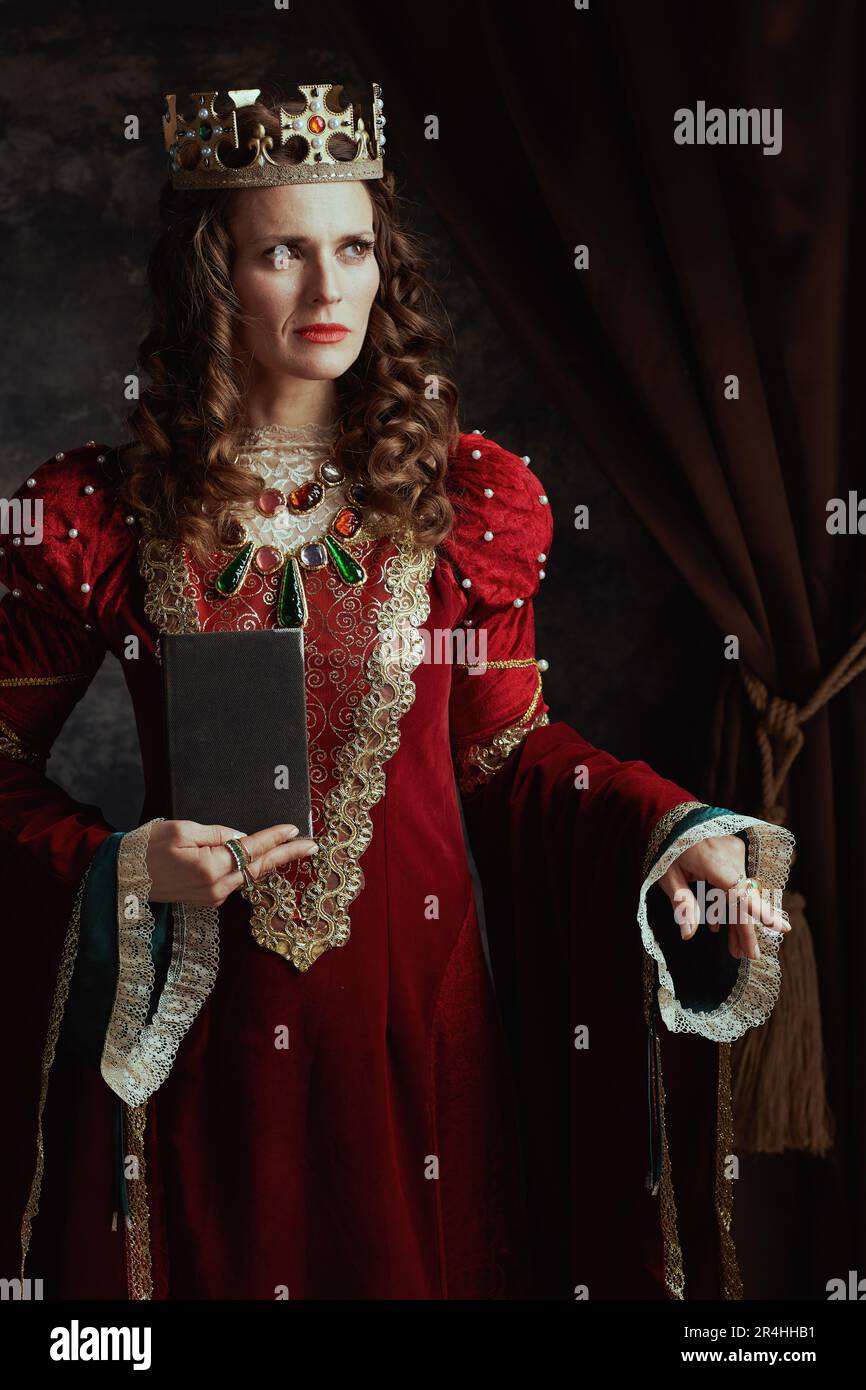 Woman royalty in medieval hi-res stock photography and images - Alamy