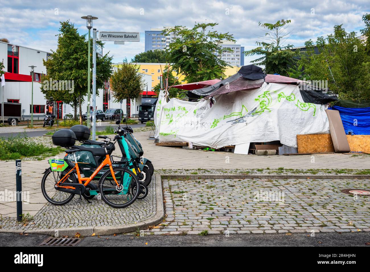 Homeless camp city hi-res stock photography and images - Alamy