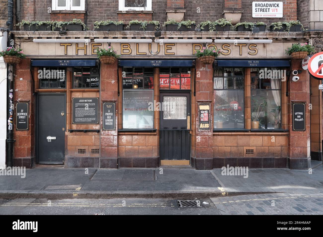 The blue posts pub hi-res stock photography and images - Alamy