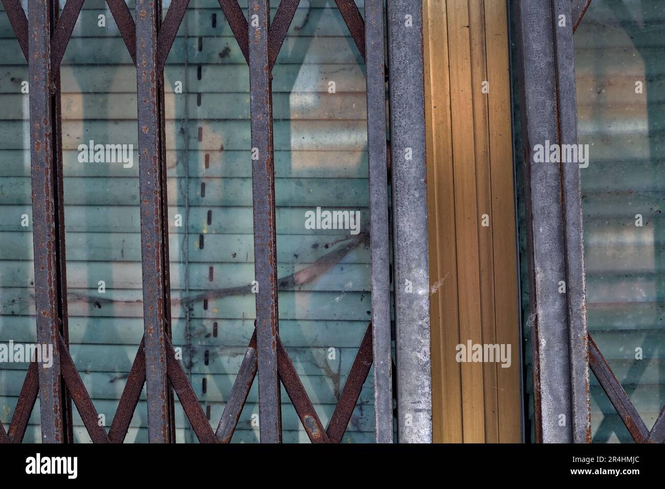 New shop shutter hi-res stock photography and images - Alamy