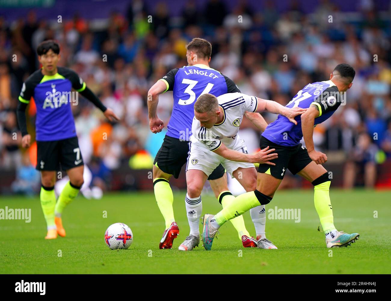Leeds United's Adam Forshaw (centre) battles for the ball with ...