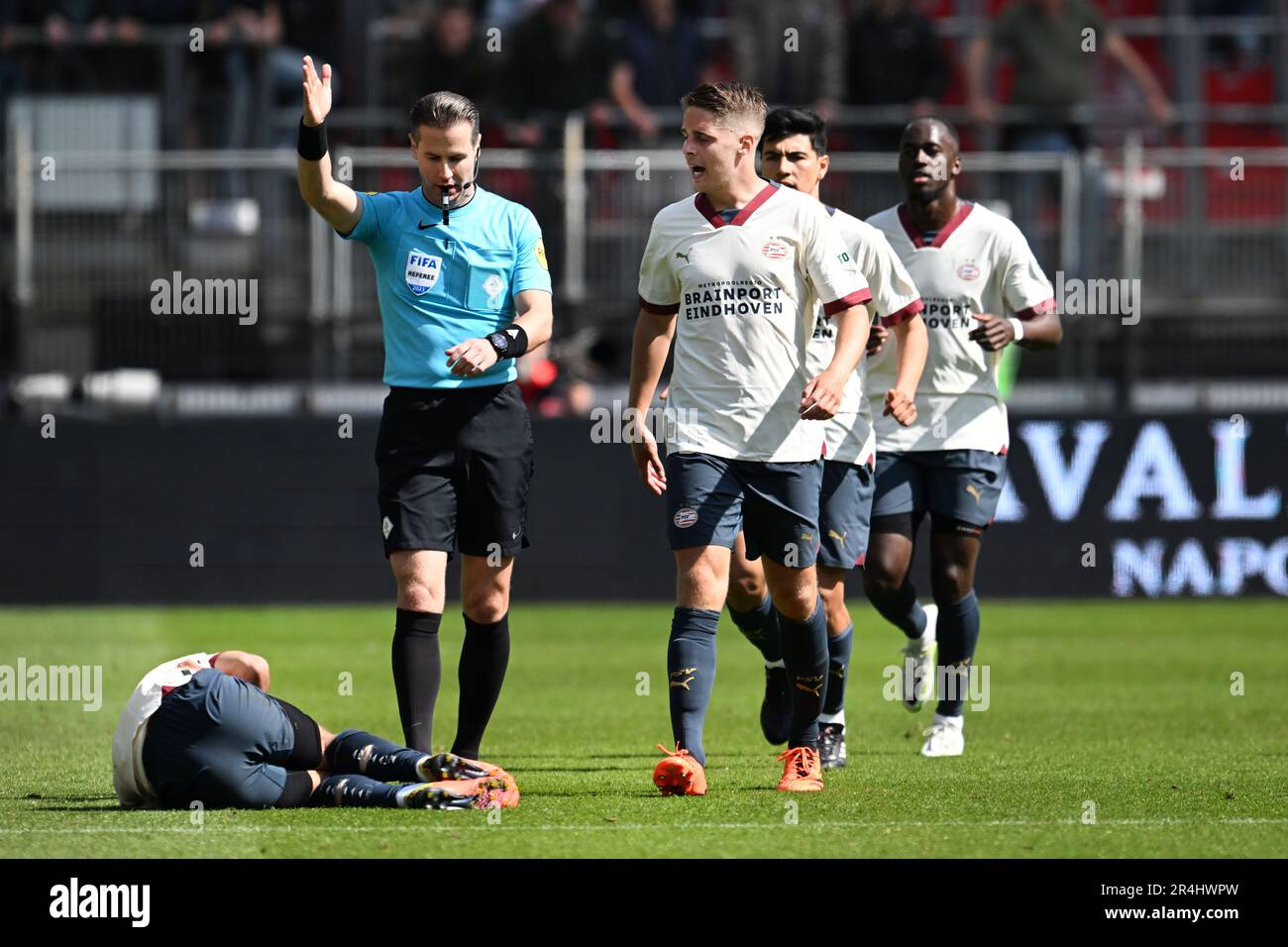 ALKMAAR - Xavi Simons, referee Danny Makkelie, Joey Veerman during the Dutch premier league game ...