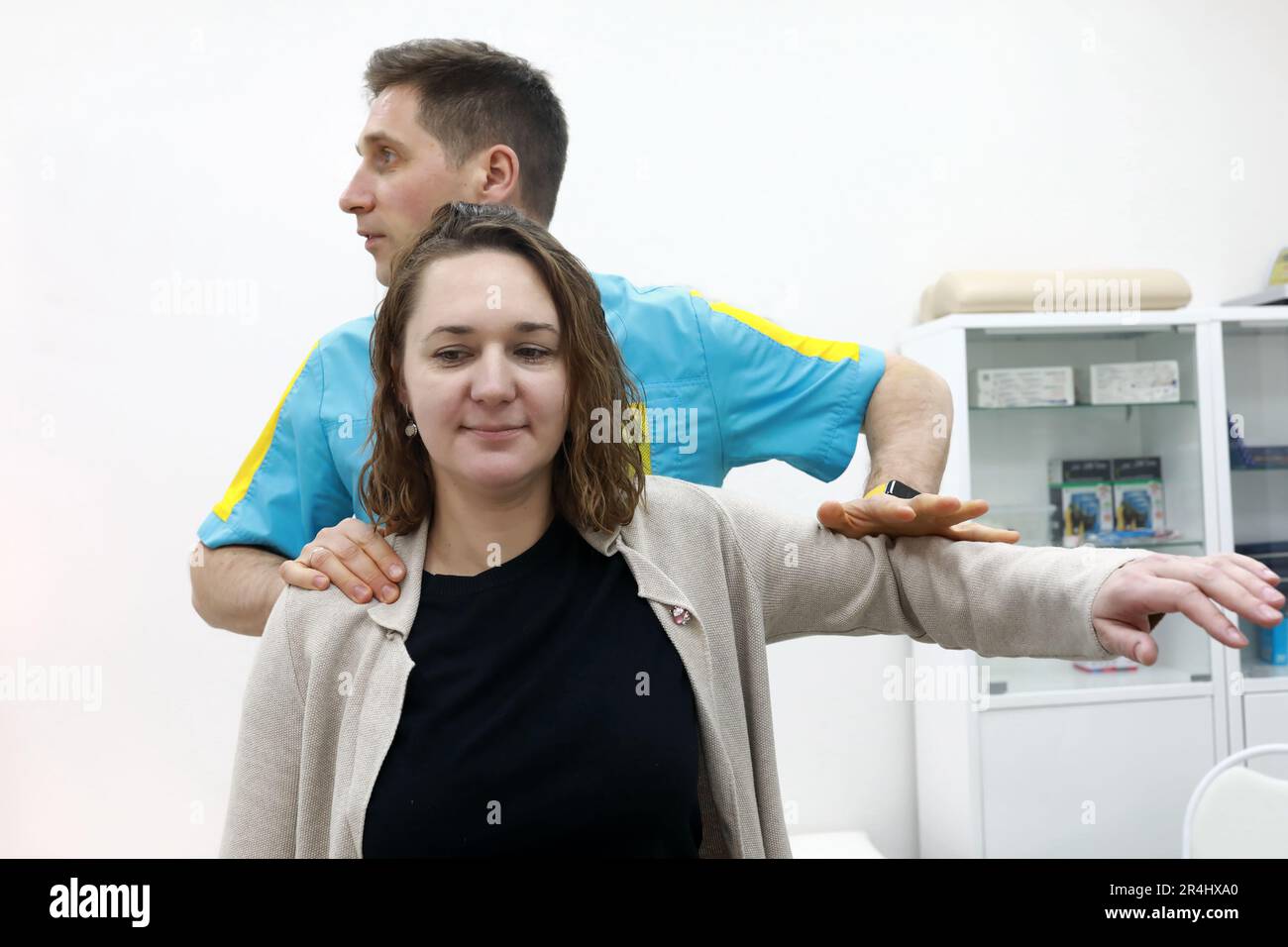 Osteopath relieves muscle pain in patient in clinic Stock Photo - Alamy