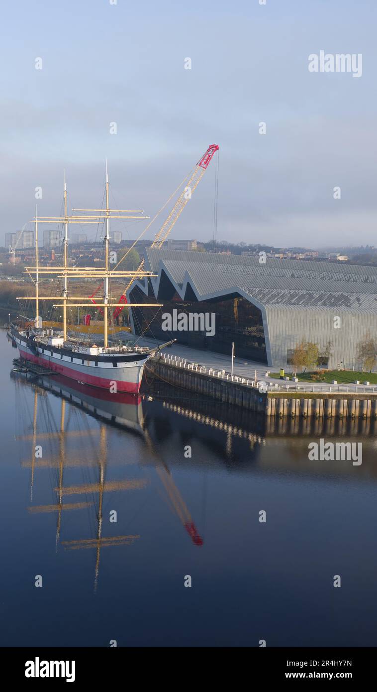 Transport museum and tall ship on the River Clyde Stock Photo - Alamy