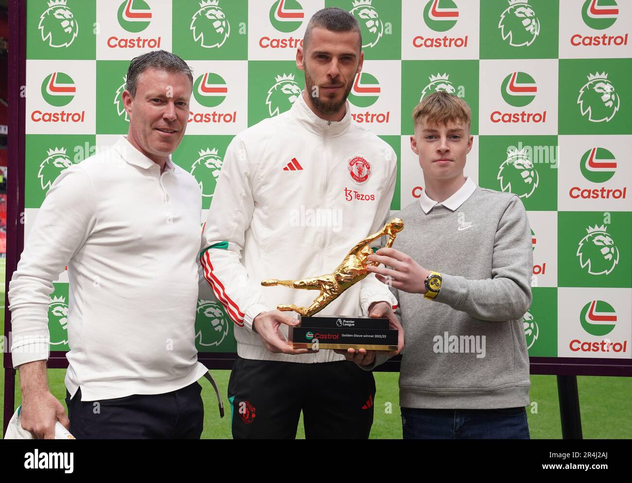 Manchester United’s David De Gea (centre) is presented with the Castrol ...
